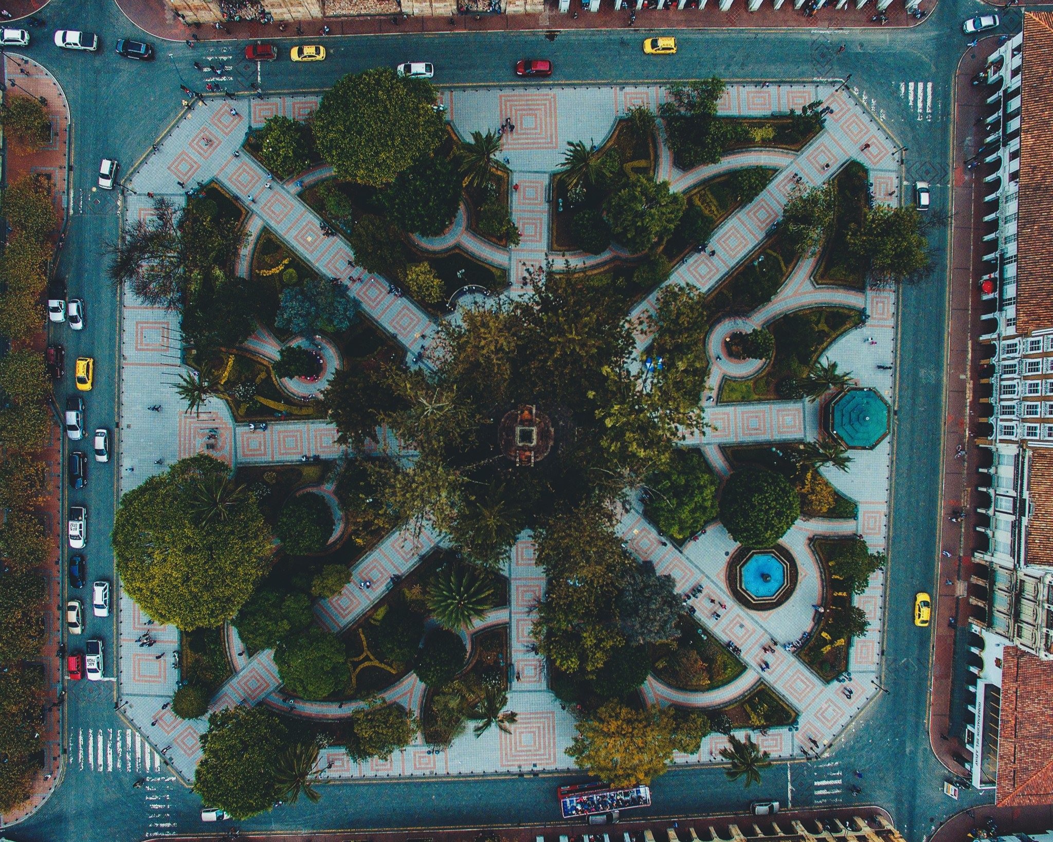 Parque Calderón en Cuenca, Ecuador - Mansión Alcázar